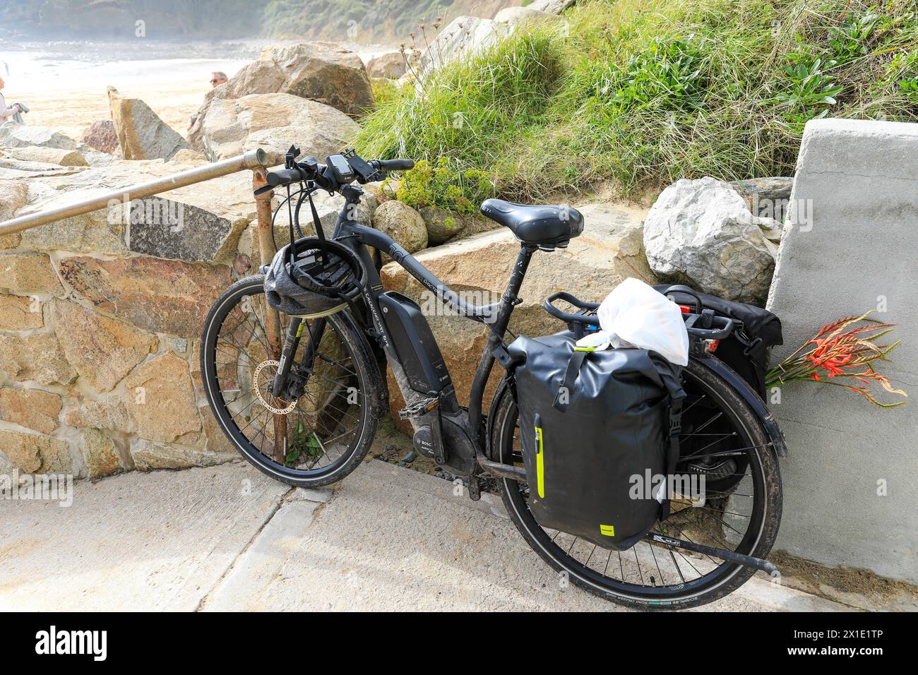 Doctors emergency visit pedal bike hi-res stock photography and images ...