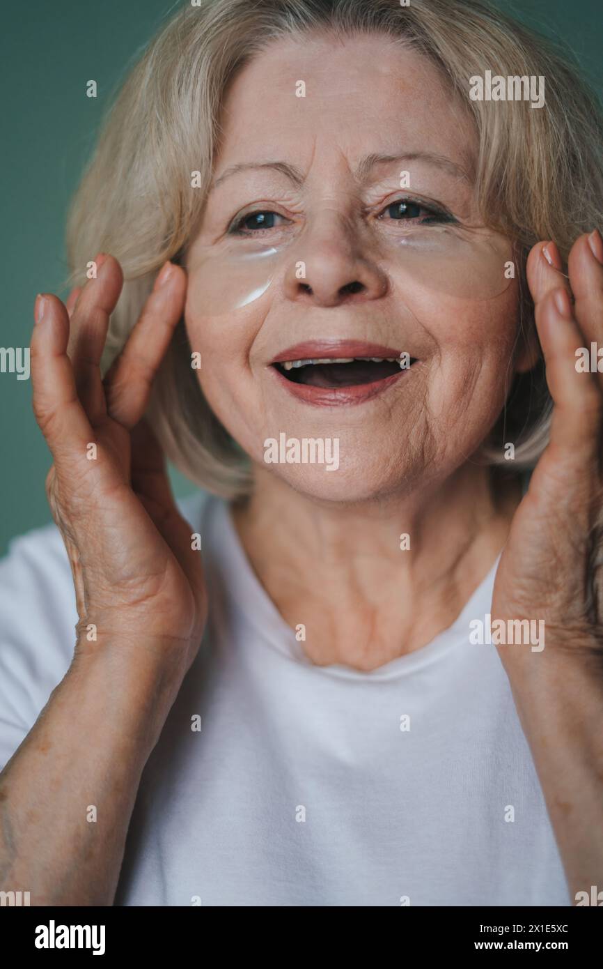 Lady applies eye patches hi-res stock photography and images - Alamy