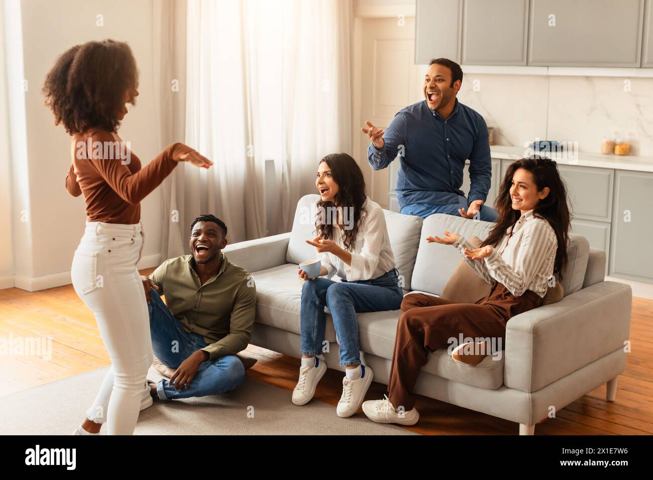 Friends laughing bonding lively hi-res stock photography and images - Alamy
