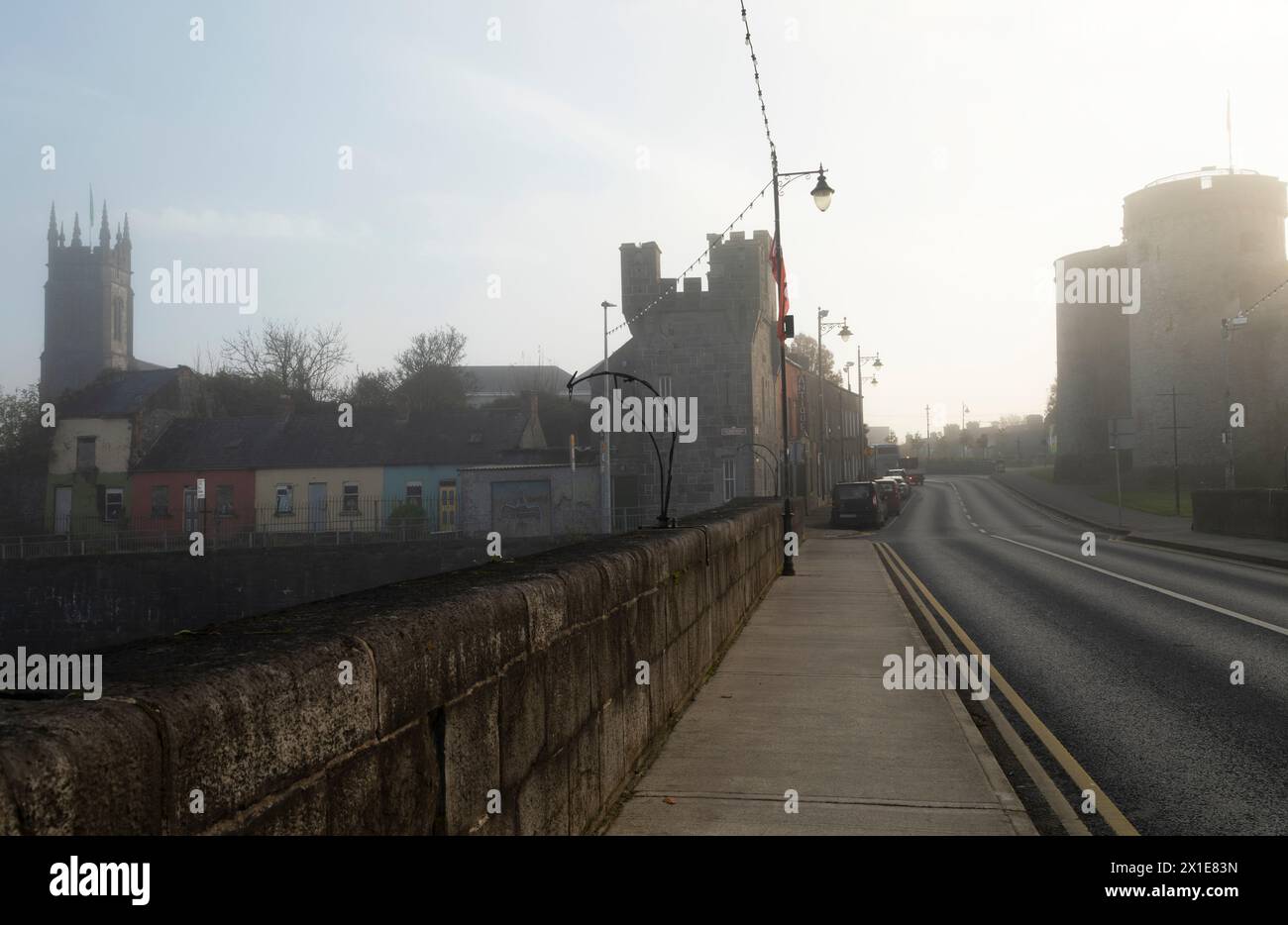 Bridge to Kings island and King John's castle on the river Shannon in ...