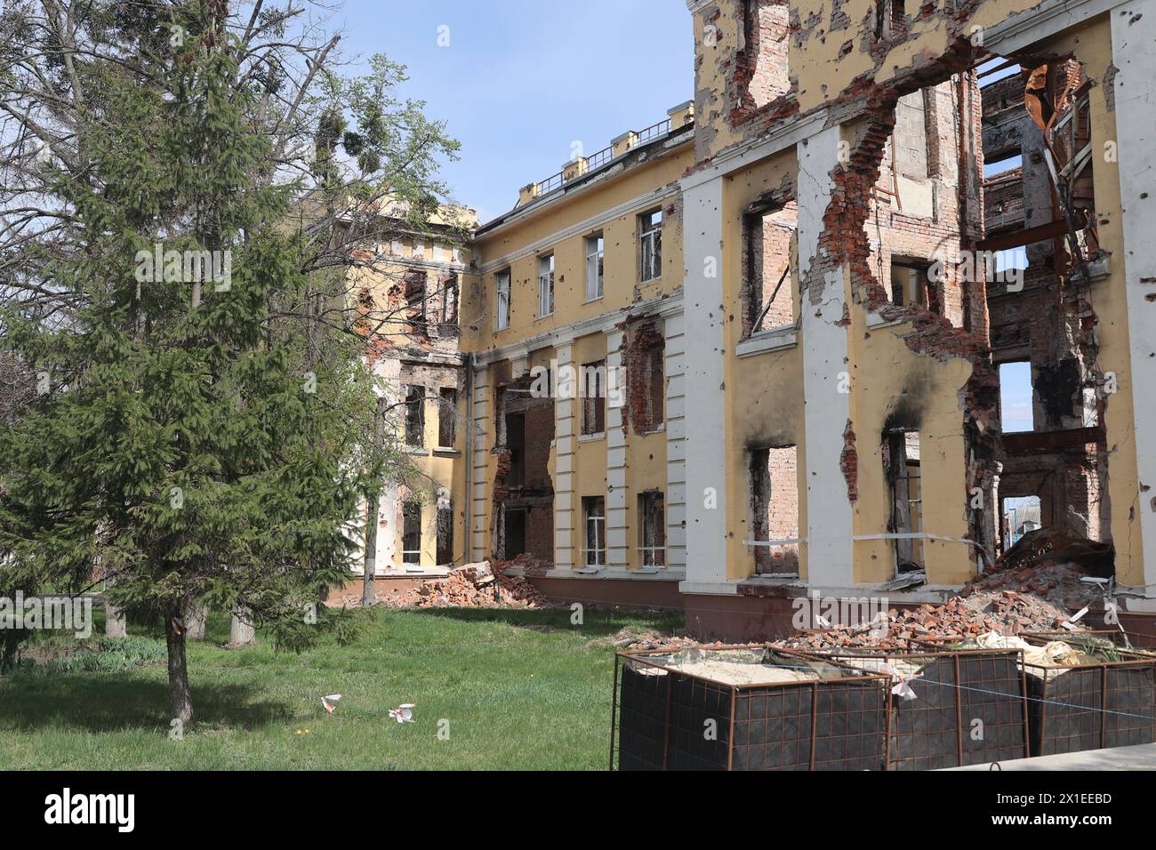 Non Exclusive: KHARKIV, UKRAINE - APRIL 13, 2024 - A school shows ...