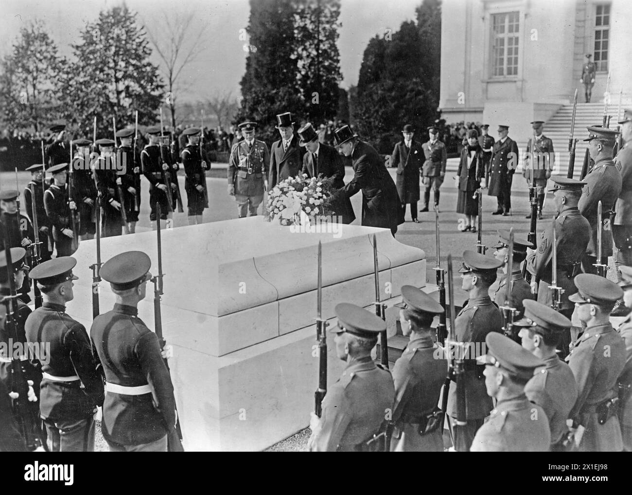 President Coolidge placing a wreath on the Tomb of the Unknown Soldier ...