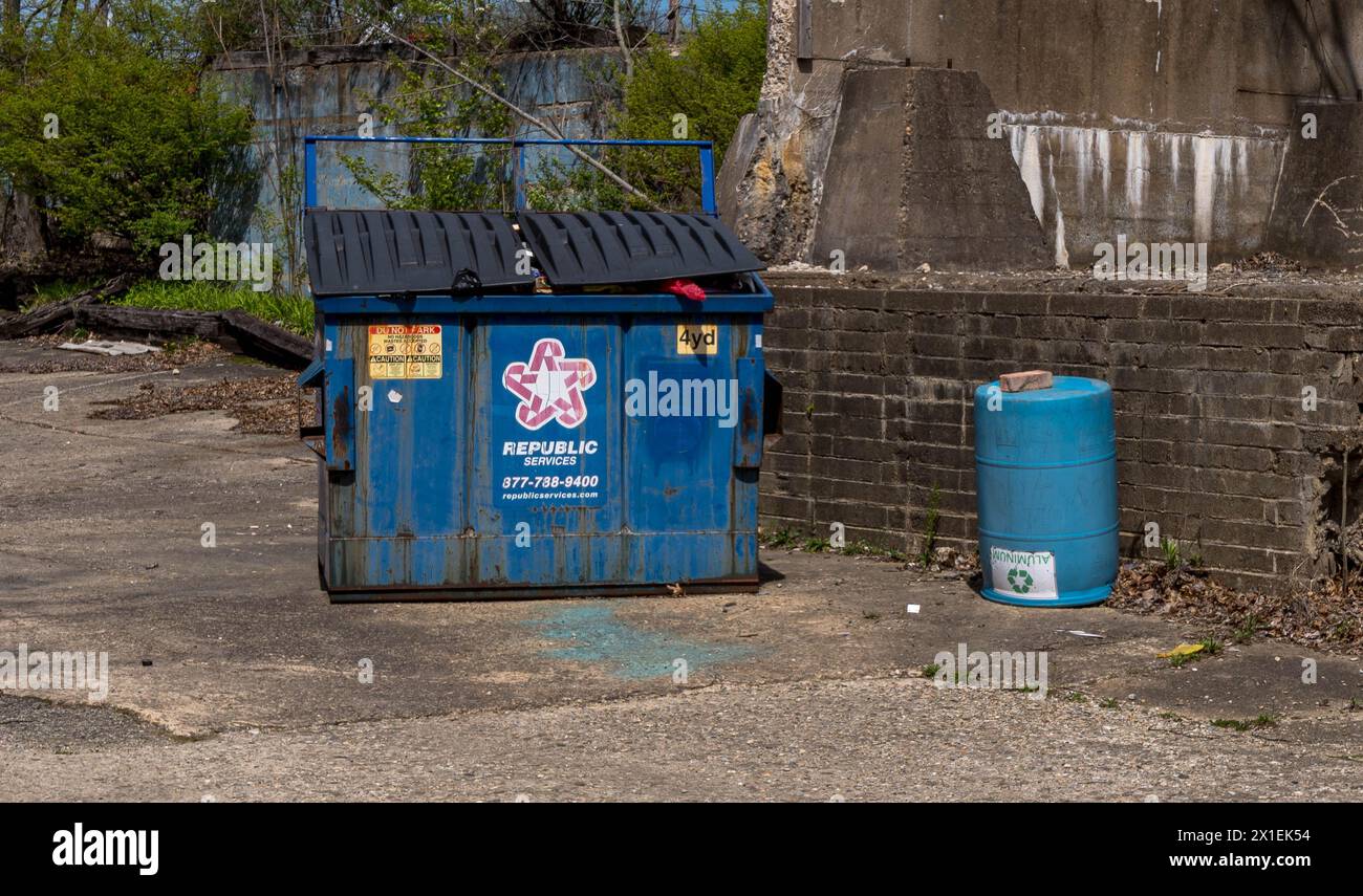 A garbage dumpster in a parking lot in Cheswick, Pennsylvania, USA ...