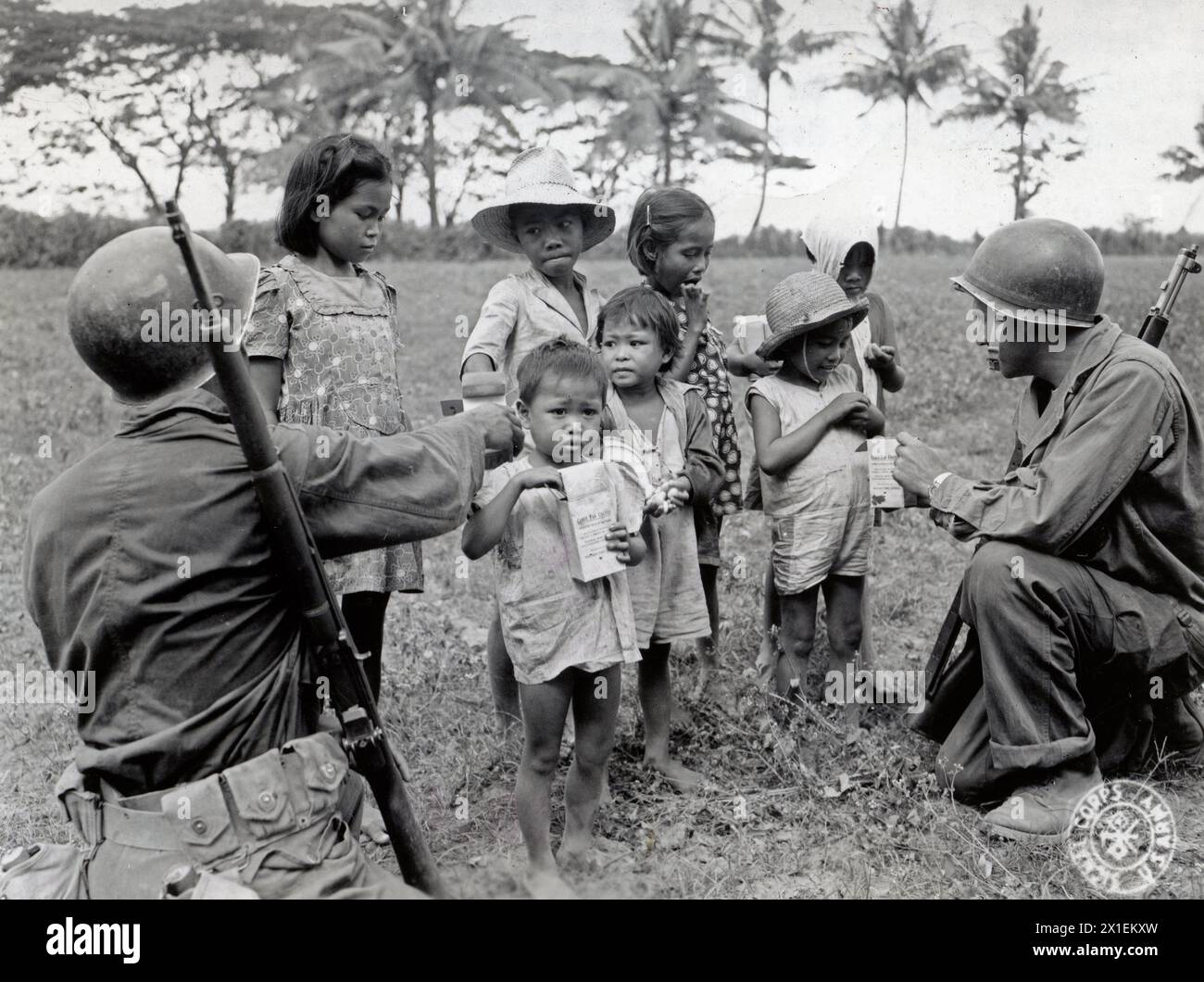 World War II Photos: Photograph of Soliders Giving Christmas Candy to ...