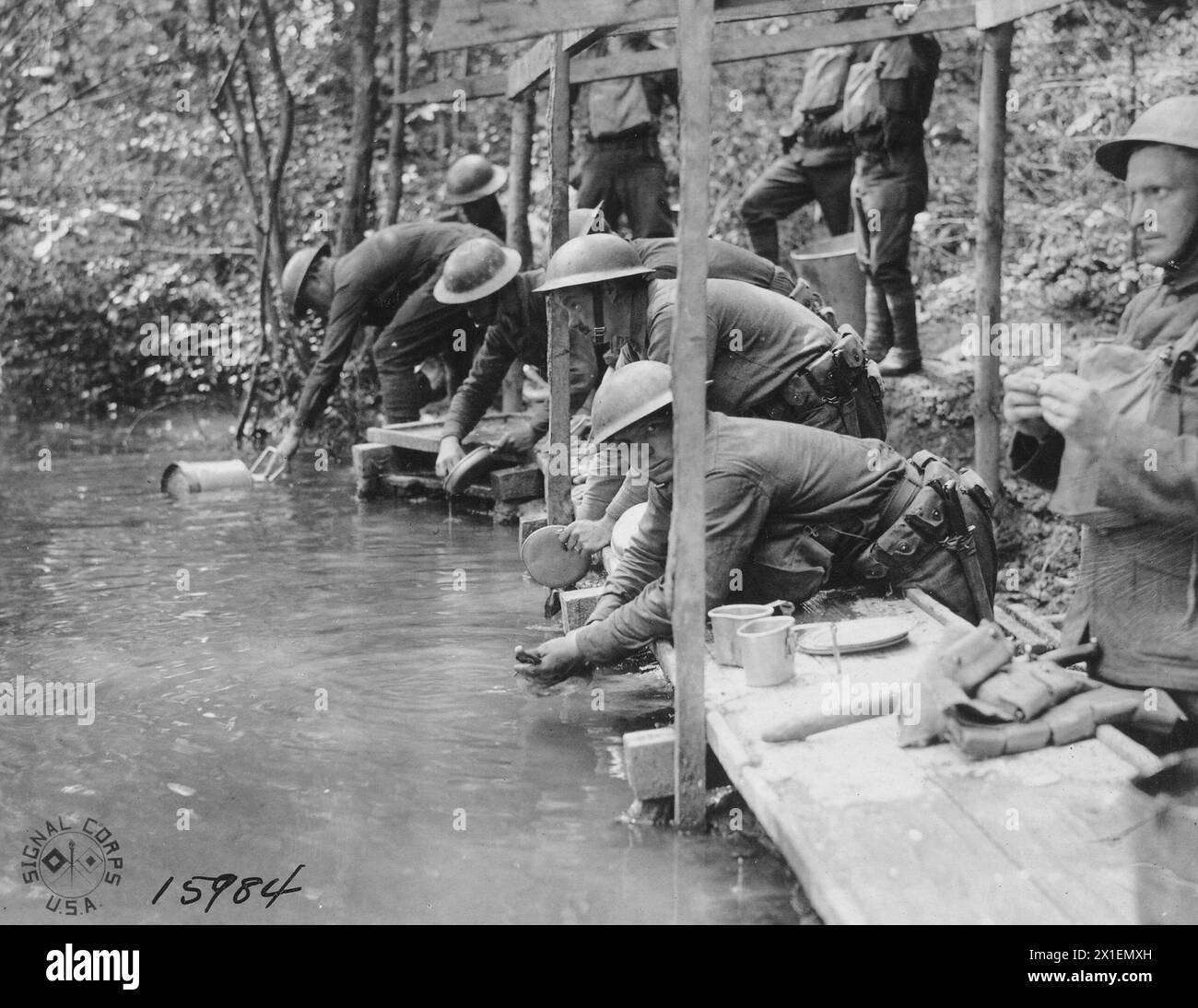 Soldiers of Company E, 125th Infantry, 32nd Division, washing mess kits ...