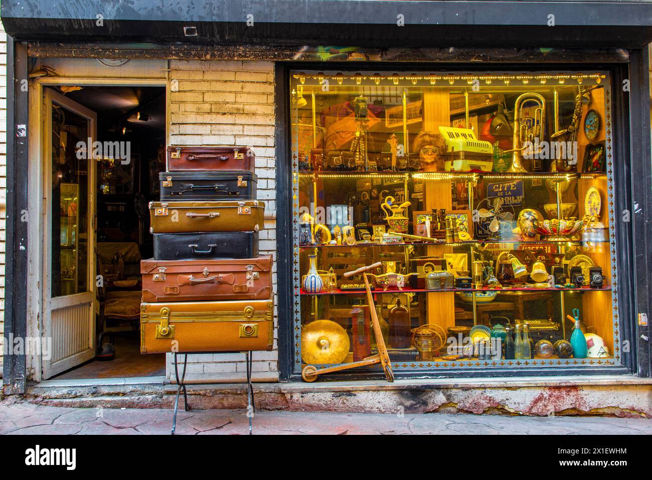 Antique shop in istanbul turkey hi-res stock photography and images - Alamy