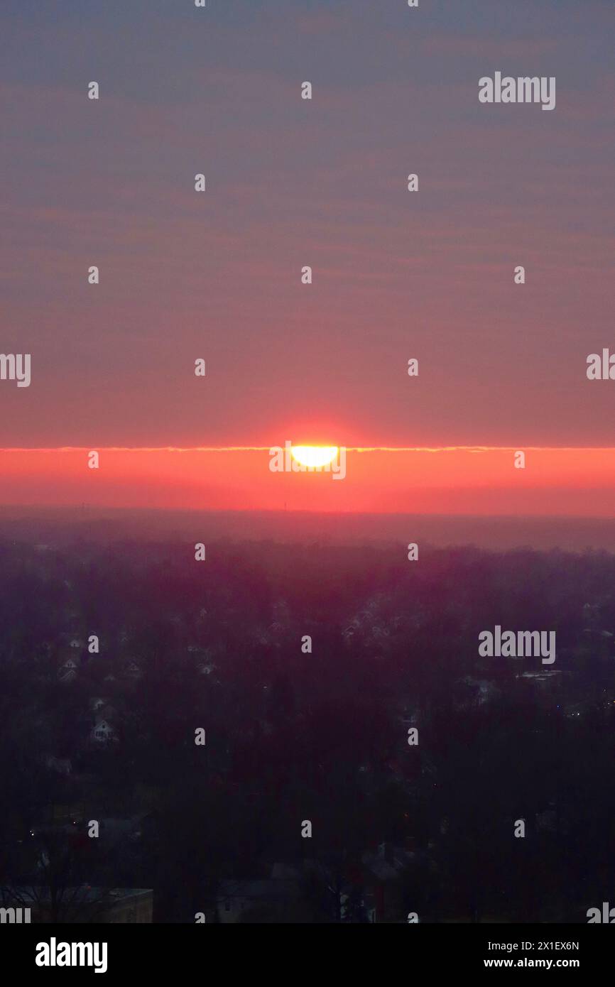 Dramatic sunset over Lake Erie in Northeast Ohio, USA Stock Photo - Alamy