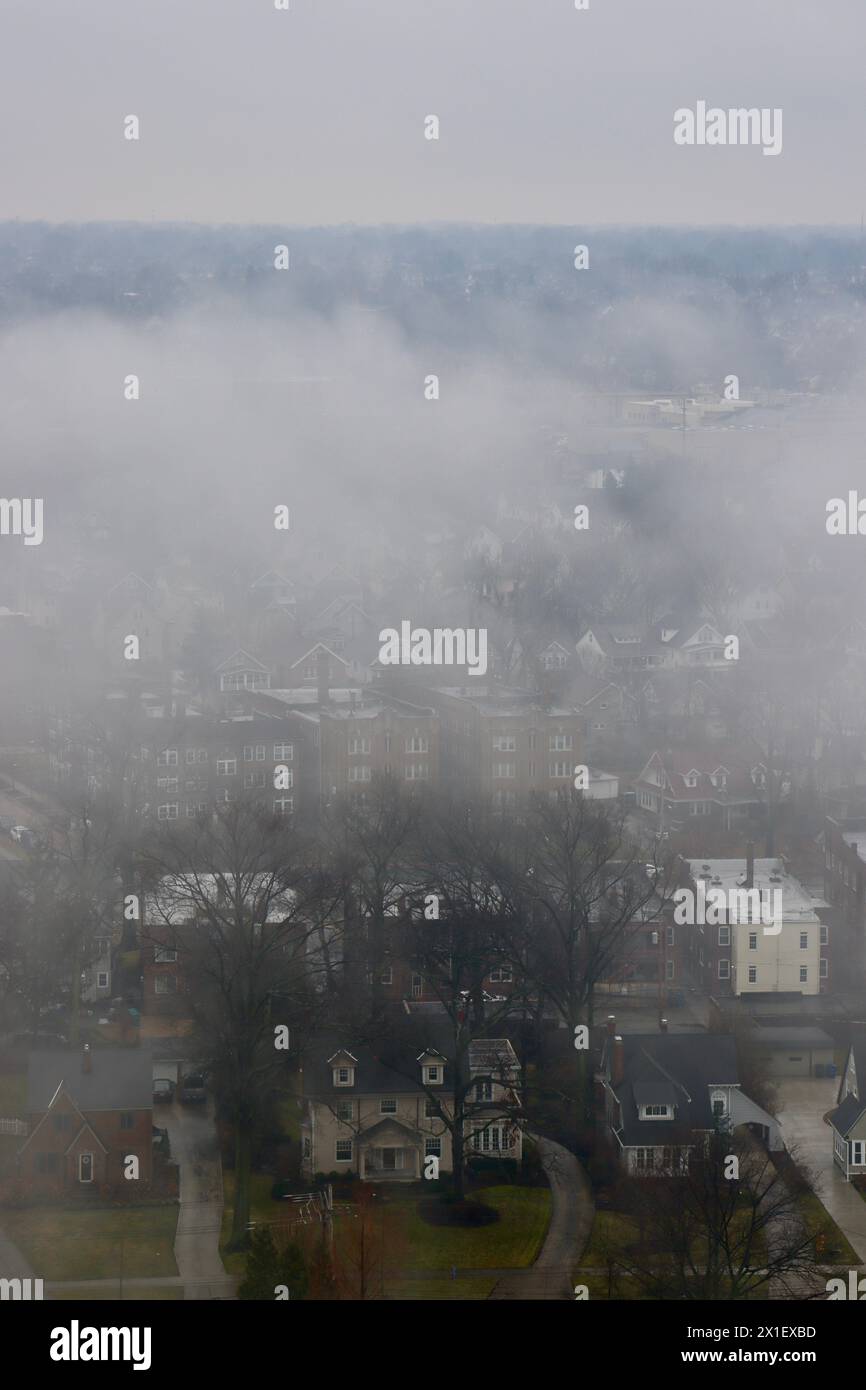 Thick fog rolling in from Lake Erie over Lakewood, Ohio Stock Photo - Alamy
