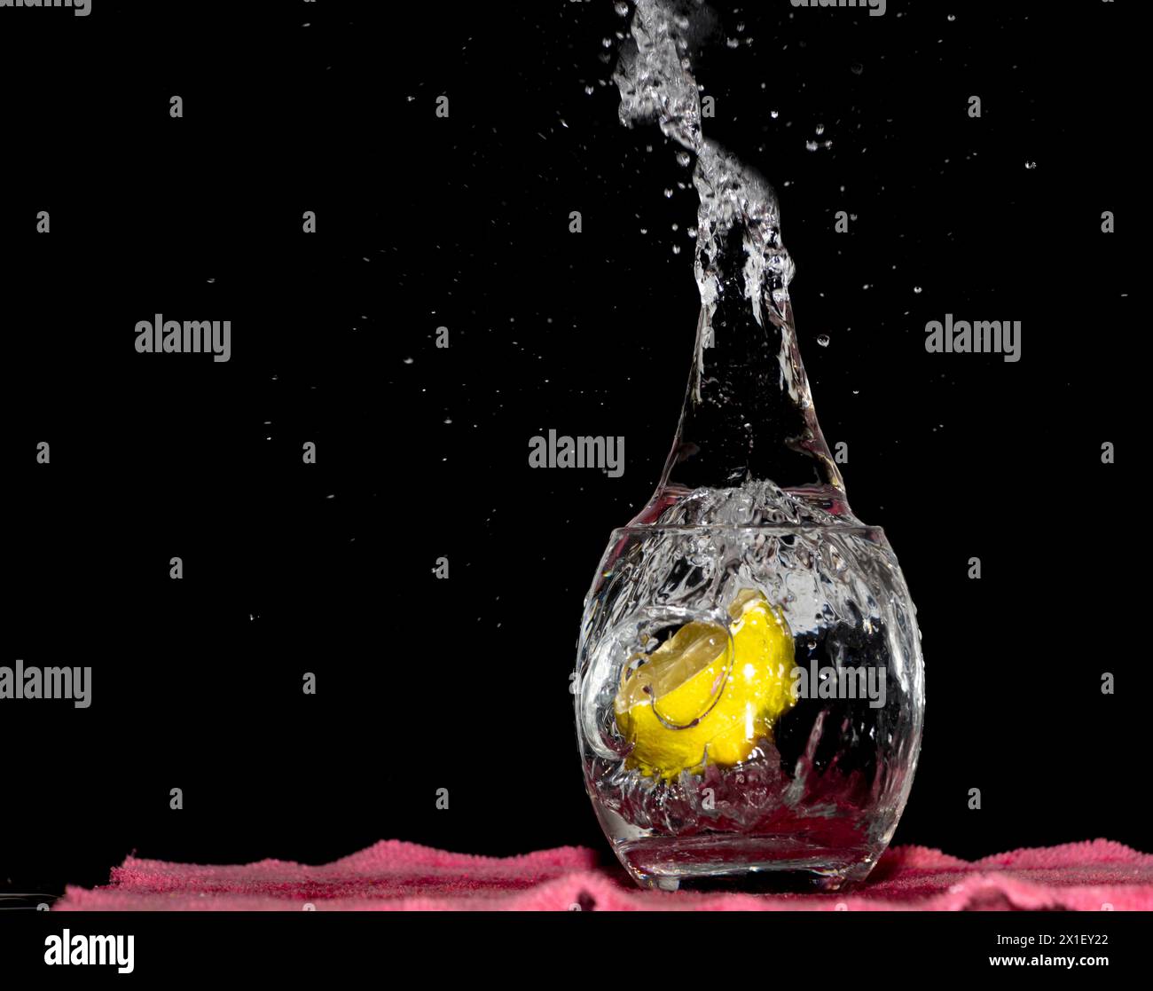 Sliced lime lemon falling water hi-res stock photography and images - Alamy