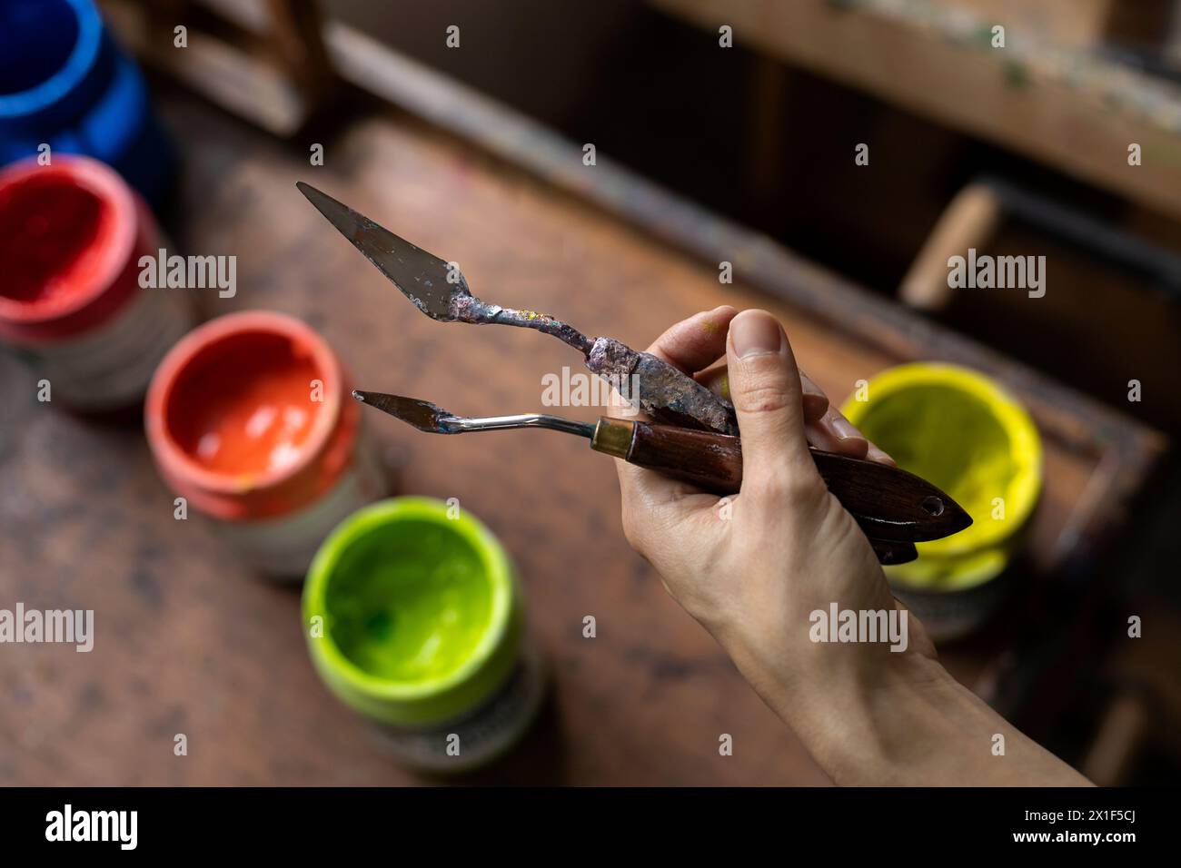 Close-up of the hands of an unrecognizable Latin American artist ...