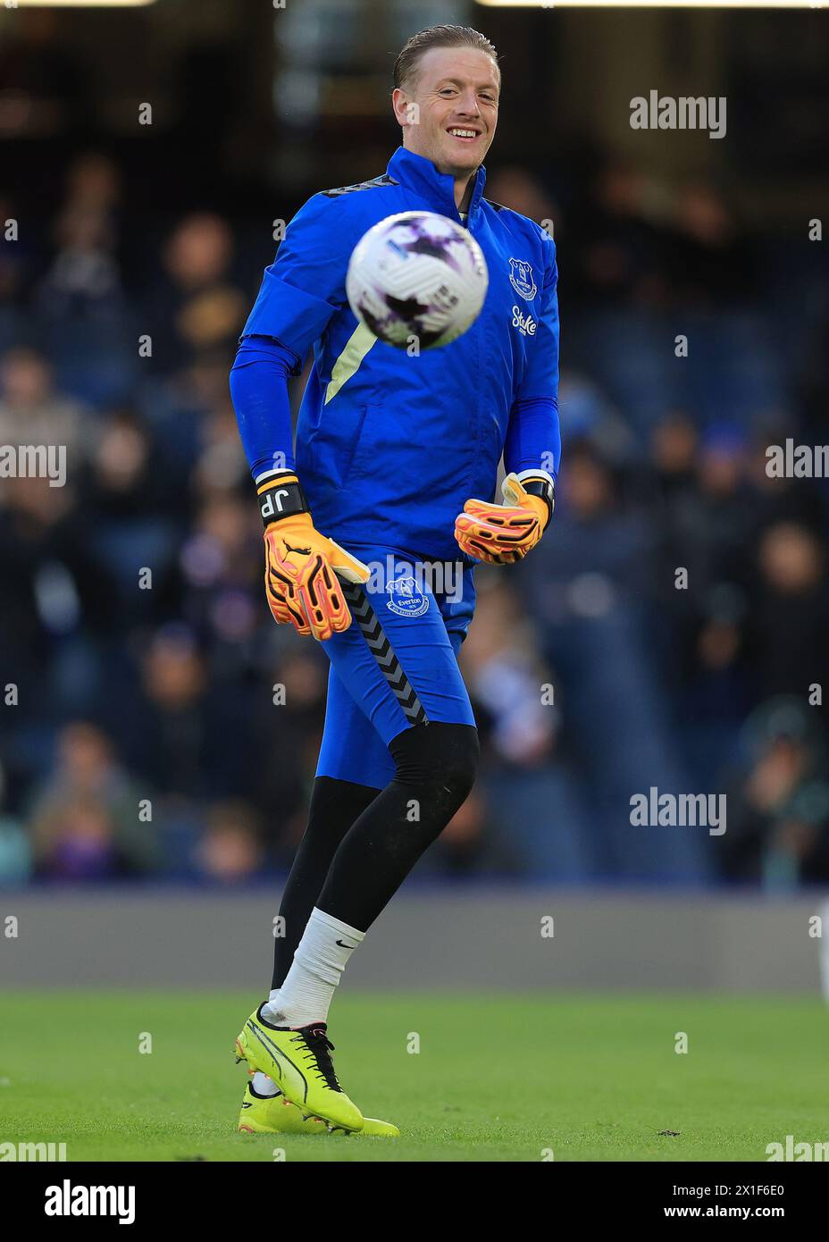 London, UK. 15th Apr, 2024. Jordan Pickford of Everton warms up during ...