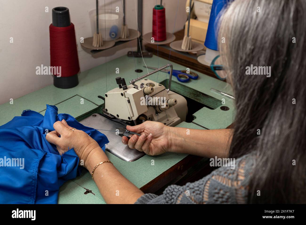 Professional tailor using sewing machine hi-res stock photography and ...