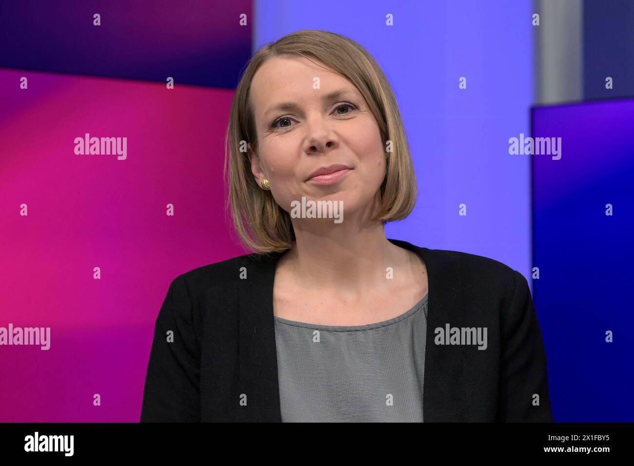 Tv moderatorin war hi-res stock photography and images - Alamy