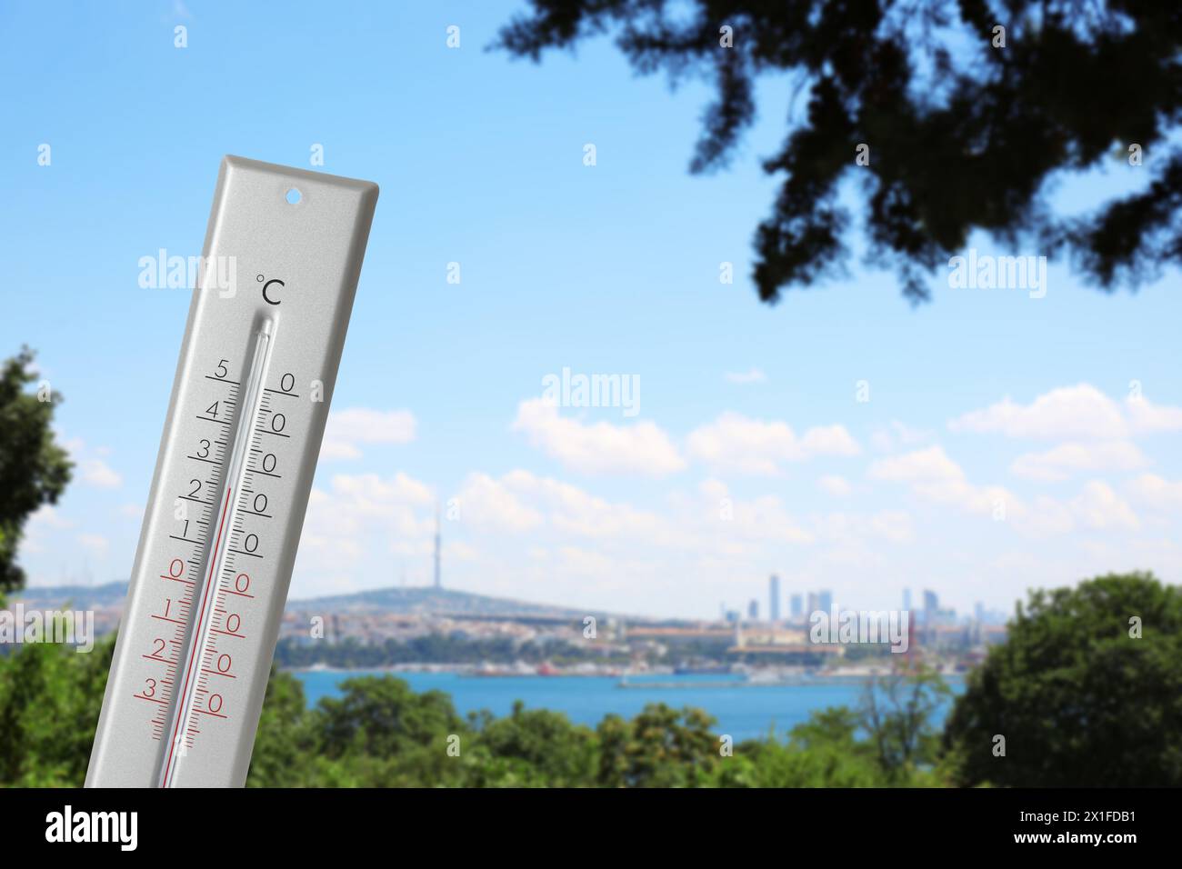 Thermometer showing temperature outdoors, hot spring weather Stock ...