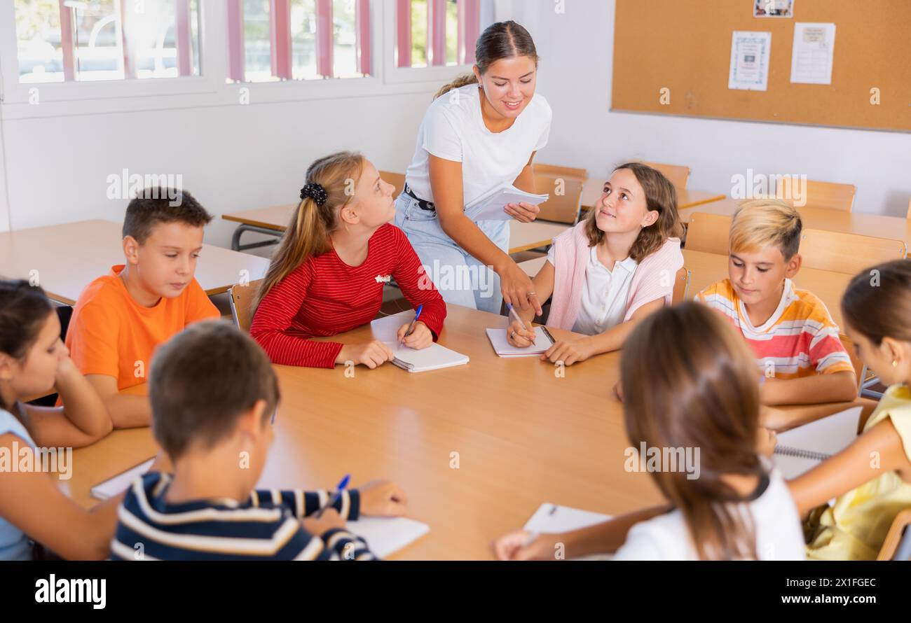 Teacher explaining subject to children during lesson in school Stock ...