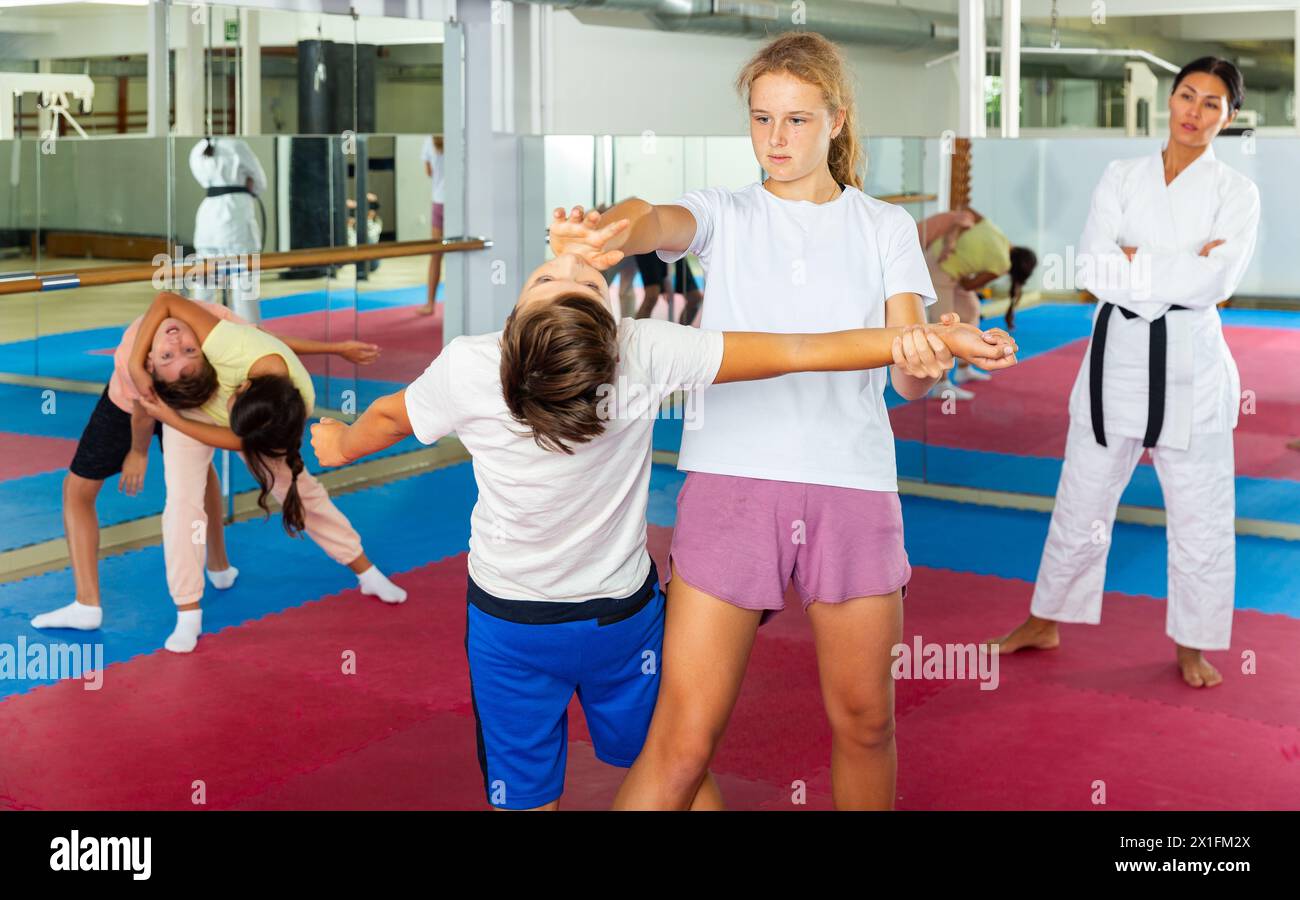 Kids on self-defence training Stock Photo - Alamy