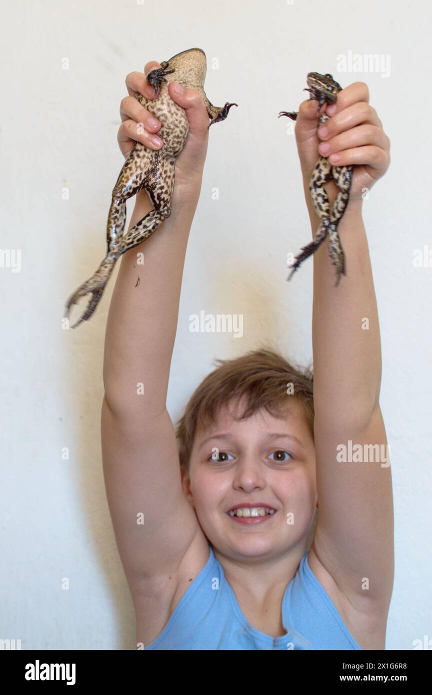 Holding a wet toad hi-res stock photography and images - Alamy