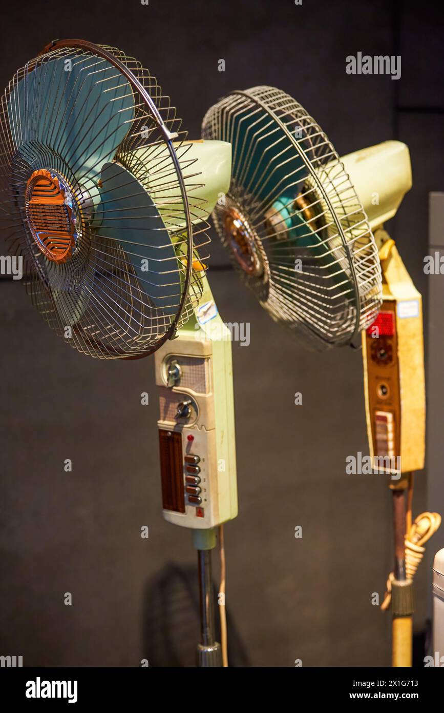 Antique, electric table fan hi-res stock photography and images - Alamy