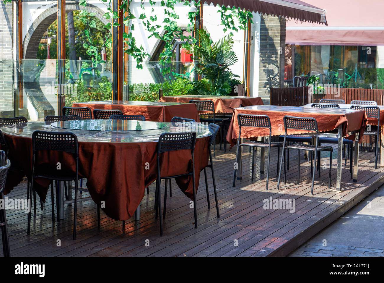 Large table and seats in Chinese restaurant Stock Photo - Alamy