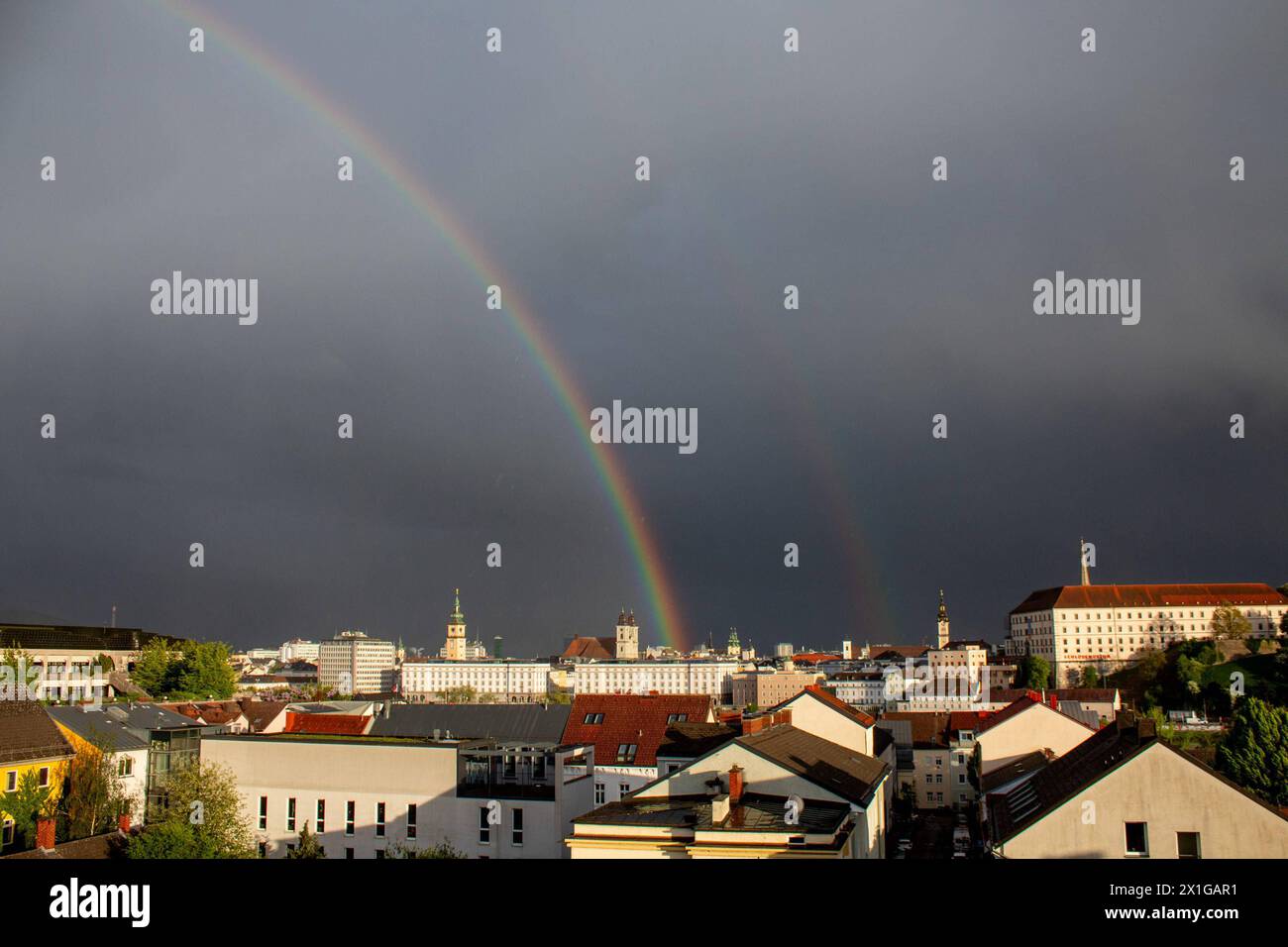 Regenbogen, Regenwetter, Linz, Skyline 17.04.2024, Linz, AUT ...