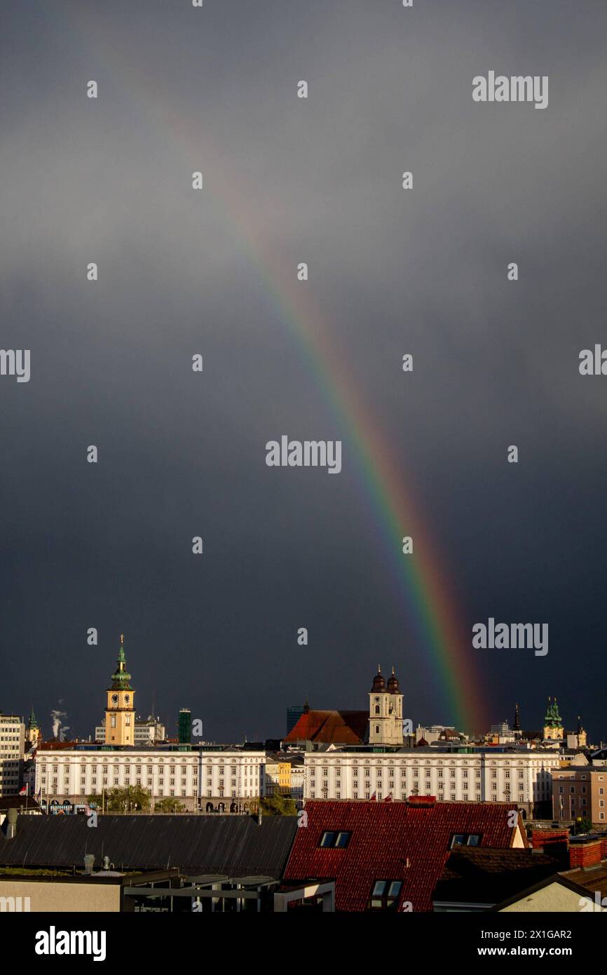 Regenbogen, Regenwetter, Linz, Skyline 17.04.2024, Linz, AUT ...