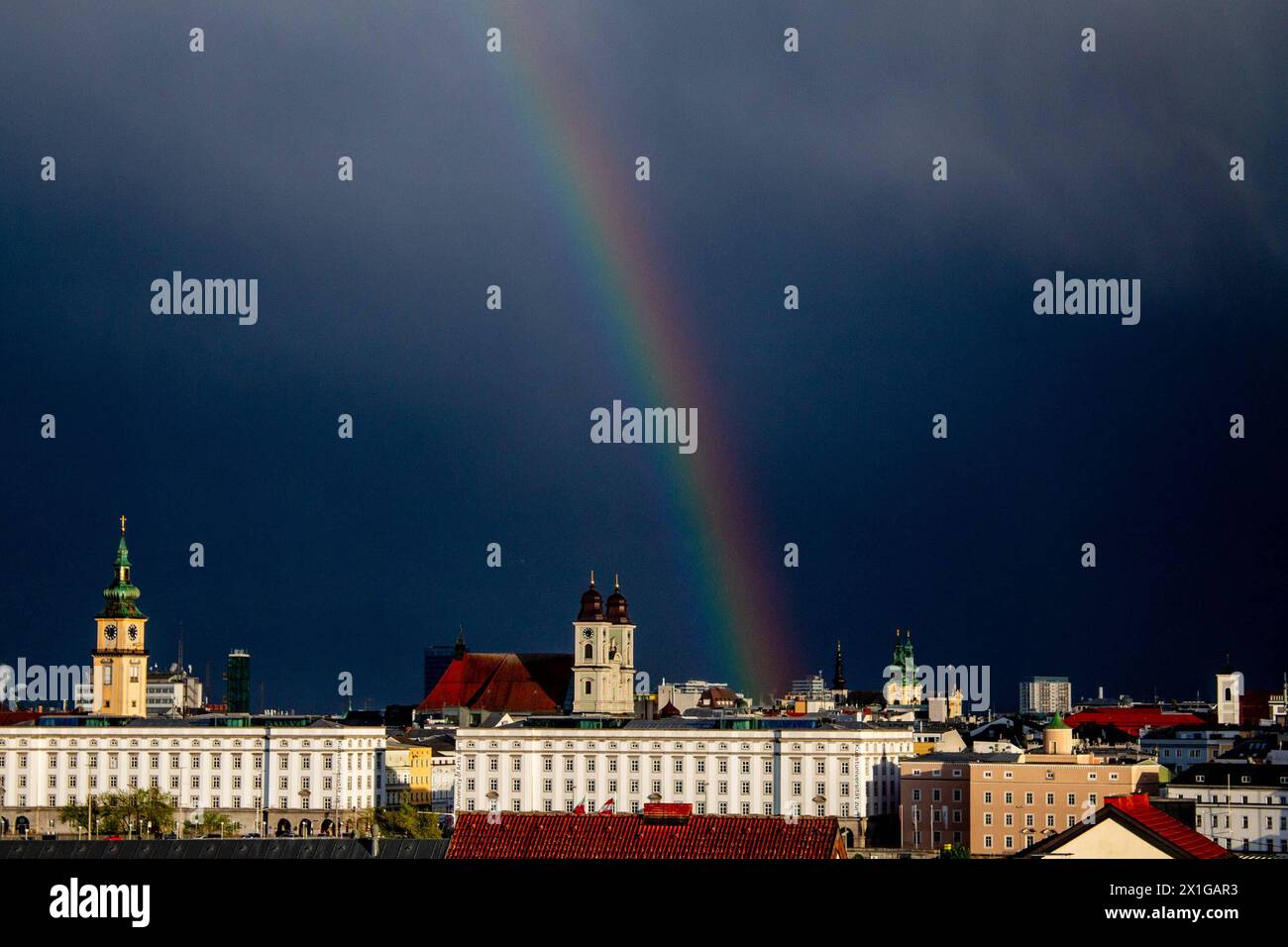 Regenbogen, Regenwetter, Linz, Skyline 17.04.2024, Linz, AUT ...