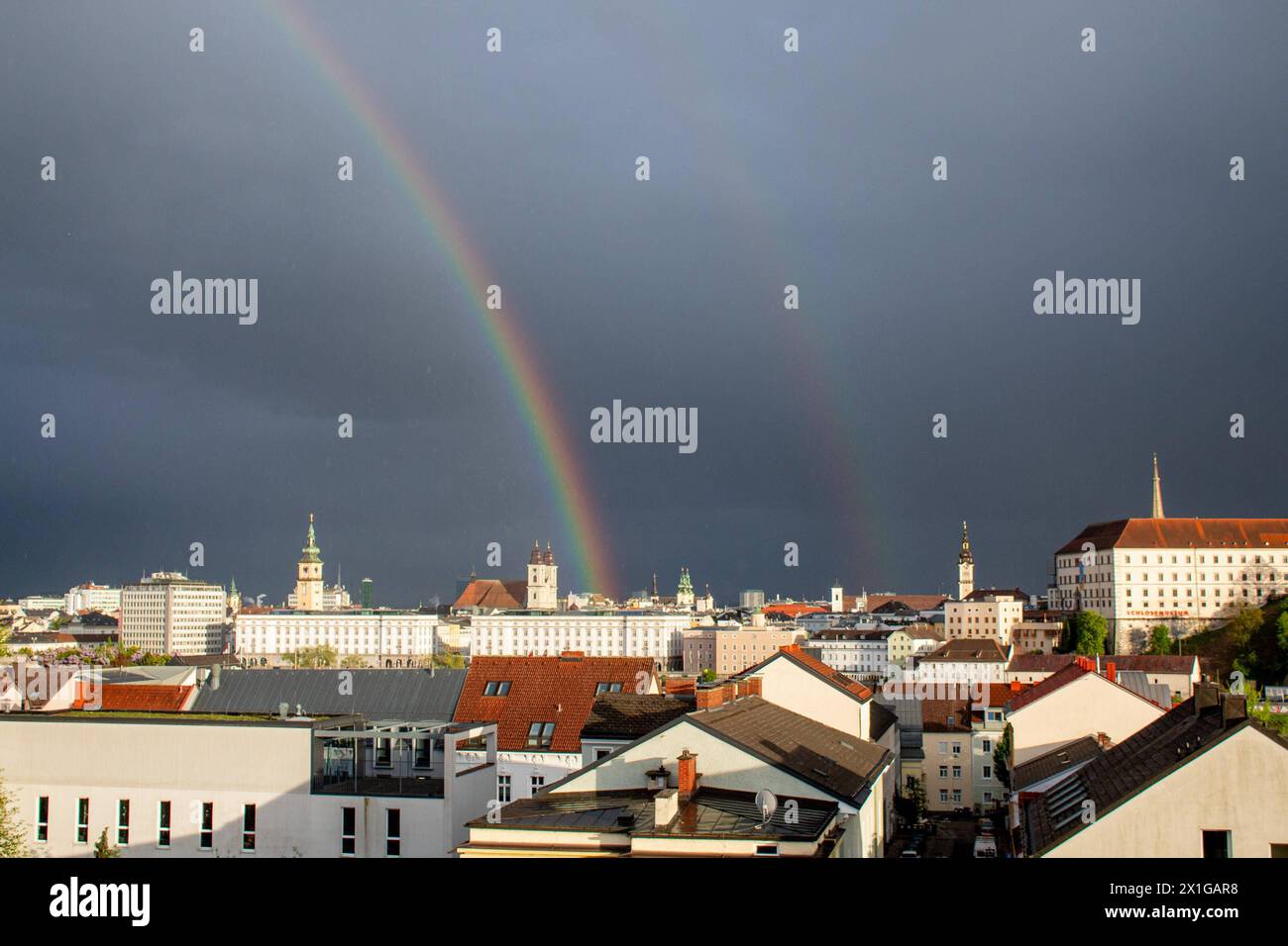 Regenbogen, Regenwetter, Linz, Skyline 17.04.2024, Linz, AUT ...