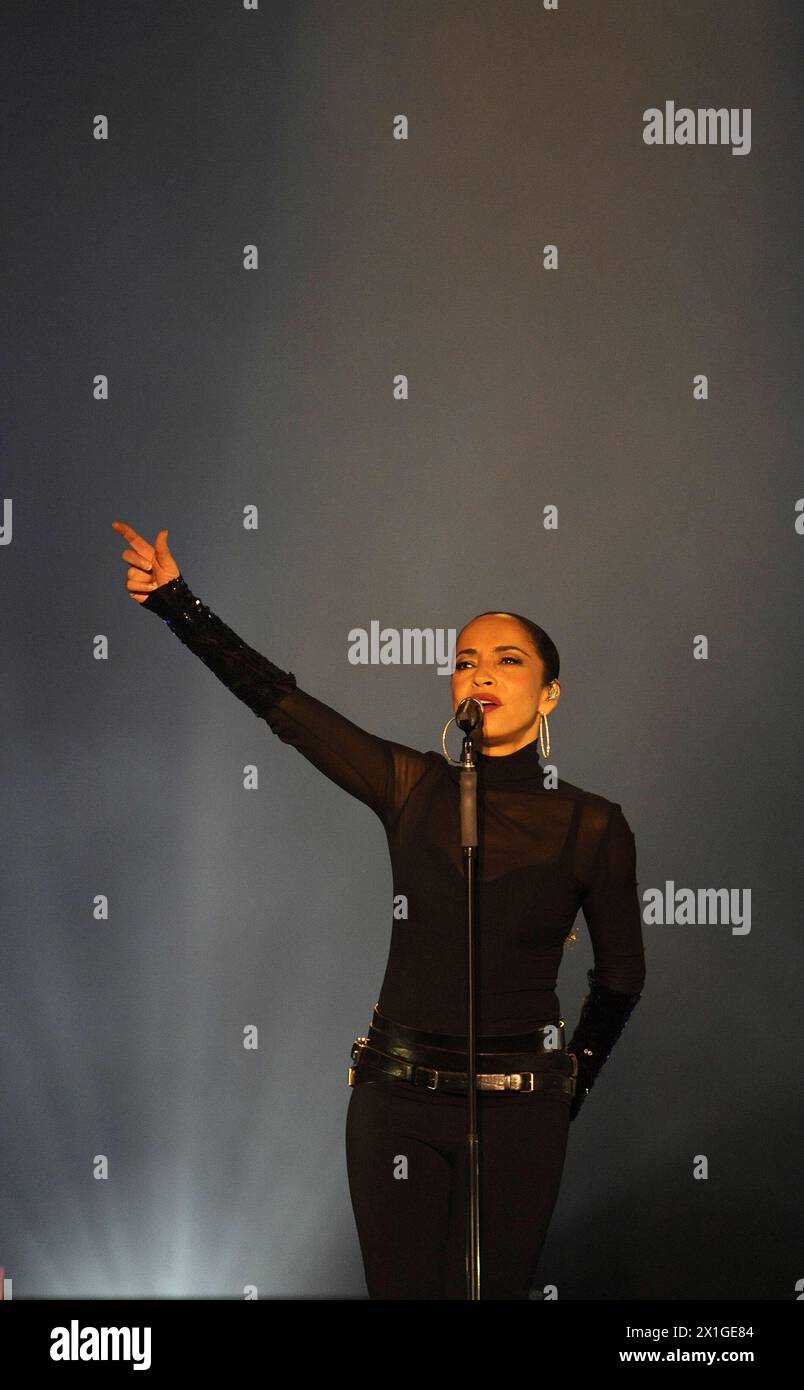 Sade singer hi-res stock photography and images - Alamy