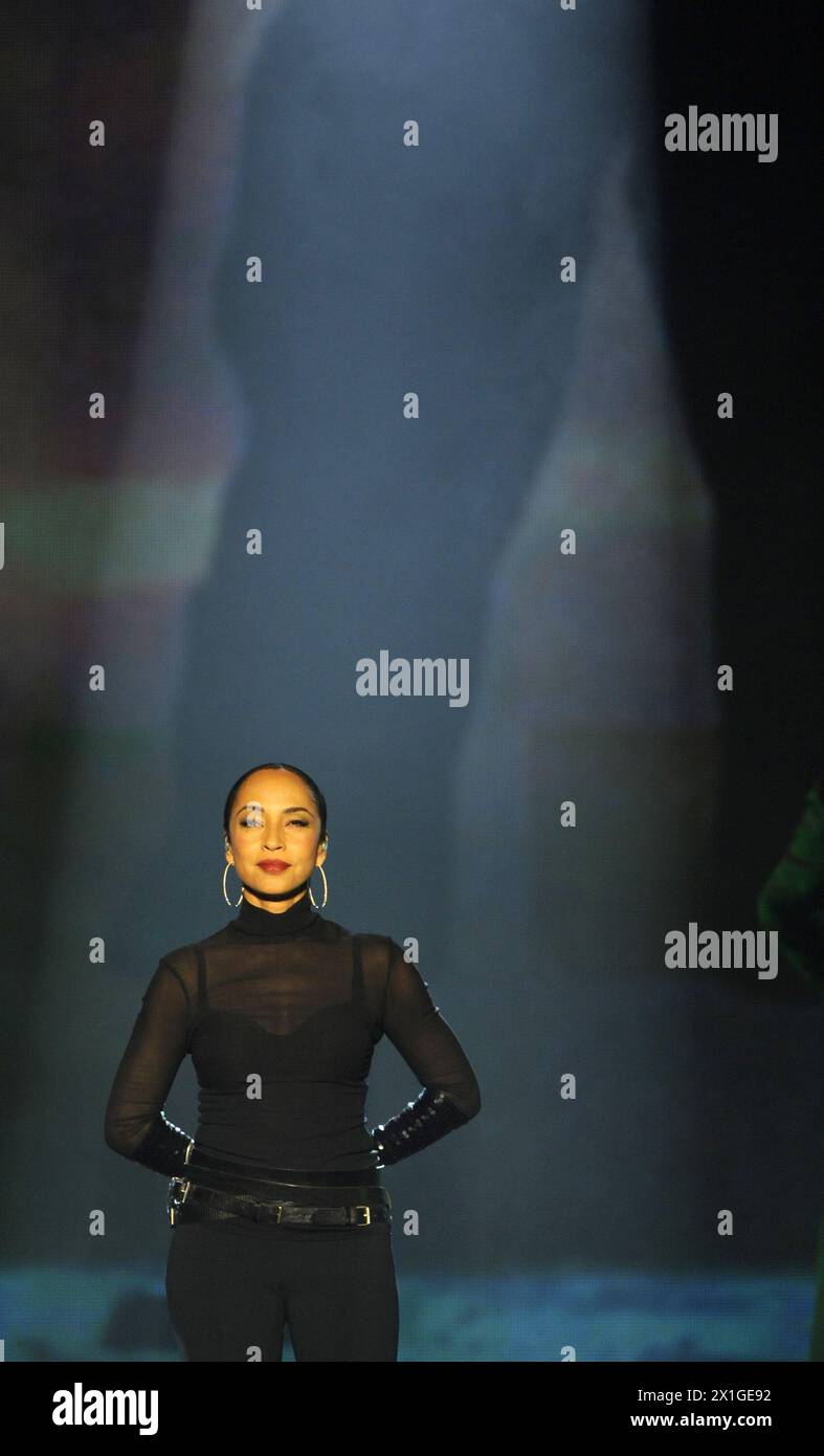 Sade singer hi-res stock photography and images - Alamy