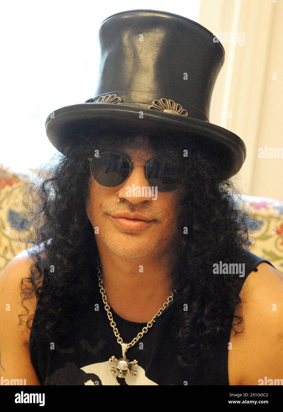 Slash saul hudson hi-res stock photography and images - Alamy