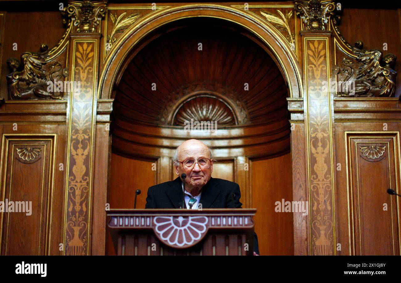 Pople at doctor hi-res stock photography and images - Alamy