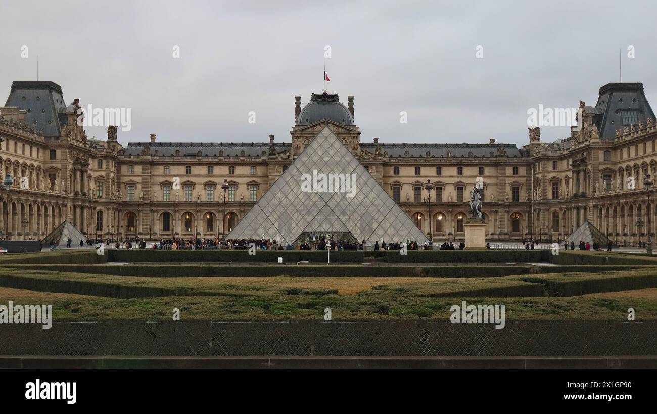 Pyramide du louvre hi-res stock photography and images - Alamy