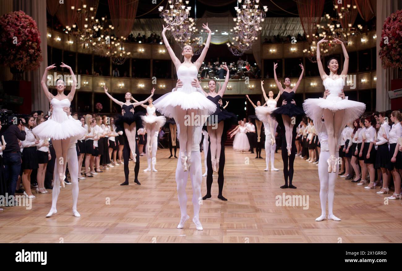 Dancers vienna state opera ballet hi-res stock photography and images ...