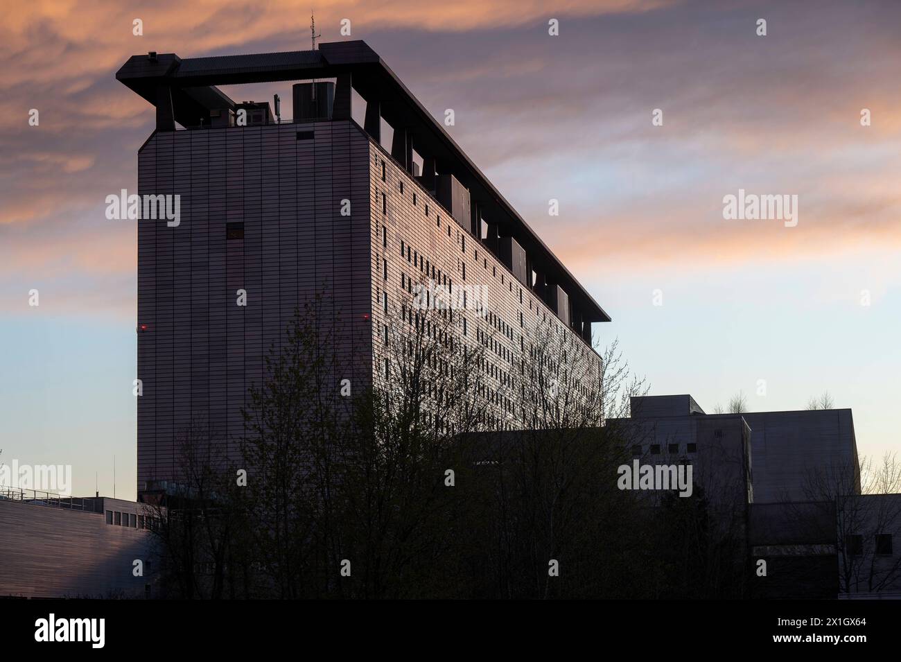 Muenchen, Grosshadern, Klinikum Grosshadern in der Abendstimmung ...