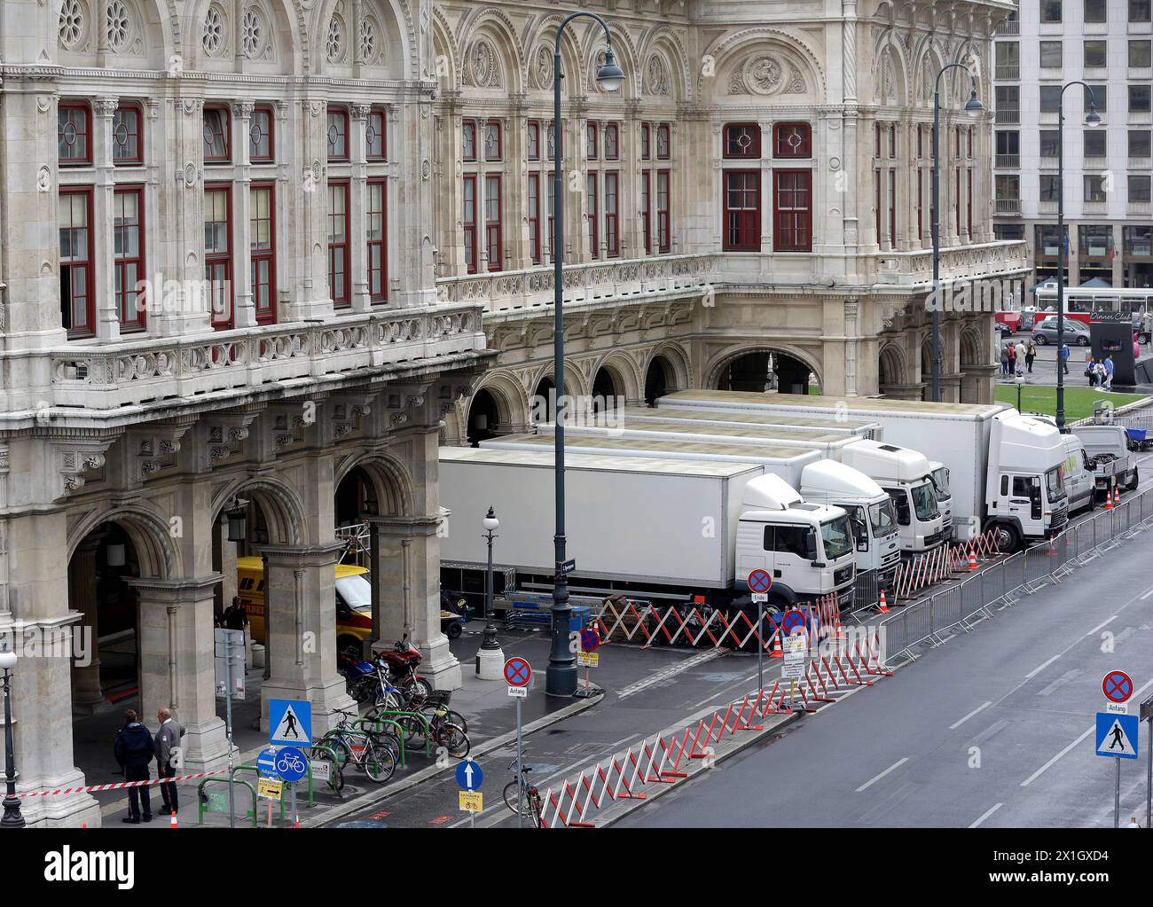 Mission impossible 5 and tom cruise hi-res stock photography and images ...