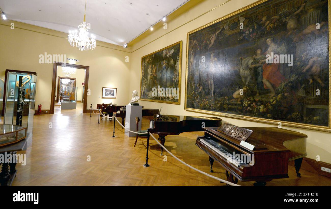 The collection of old musical instruments of the Museum of Fine Arts ...