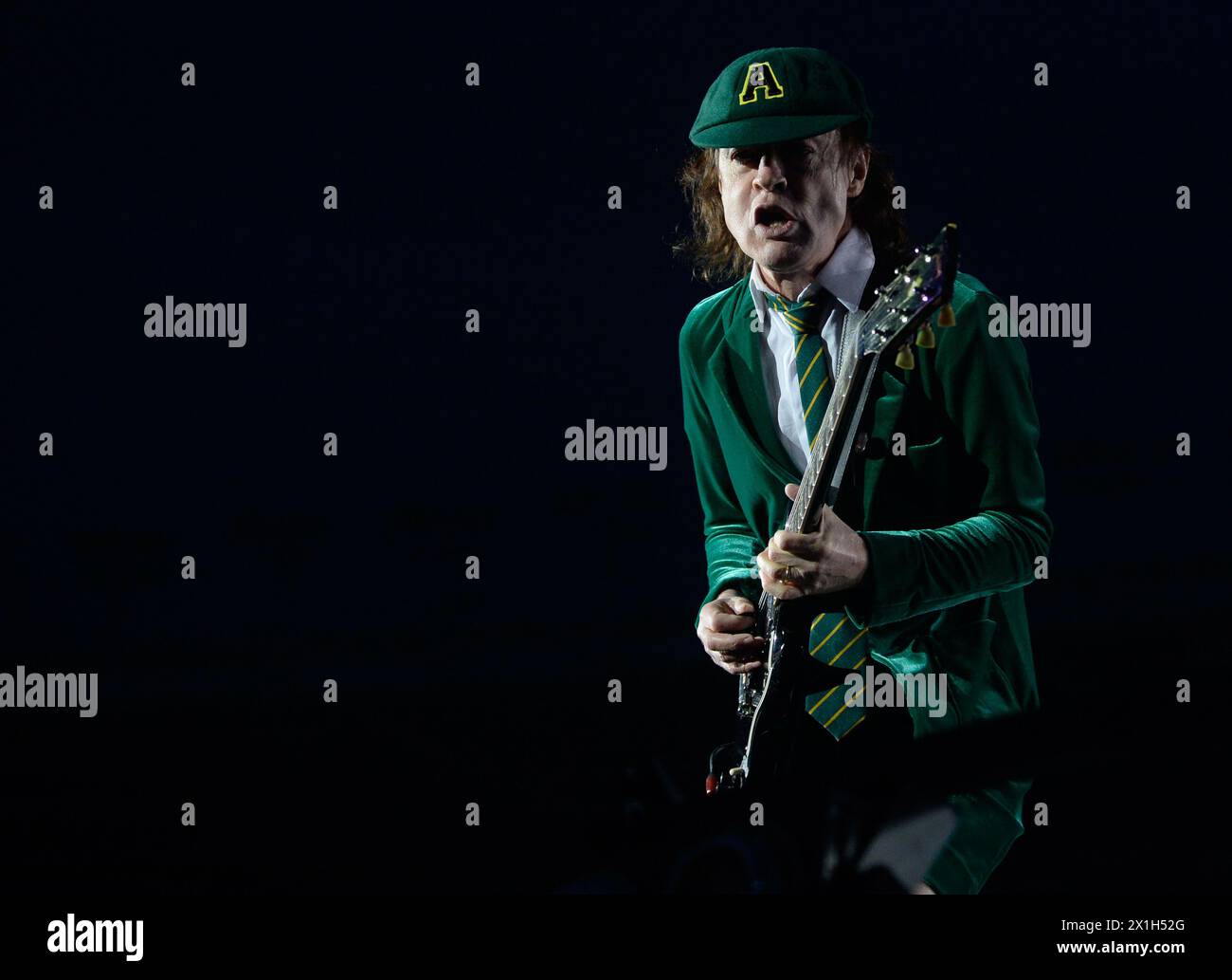 Angus young 2016 hi-res stock photography and images - Alamy