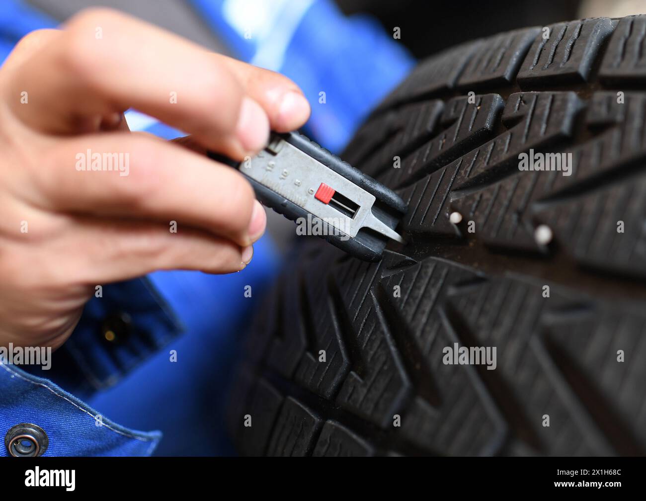 Checking tyres at service station hi-res stock photography and images ...