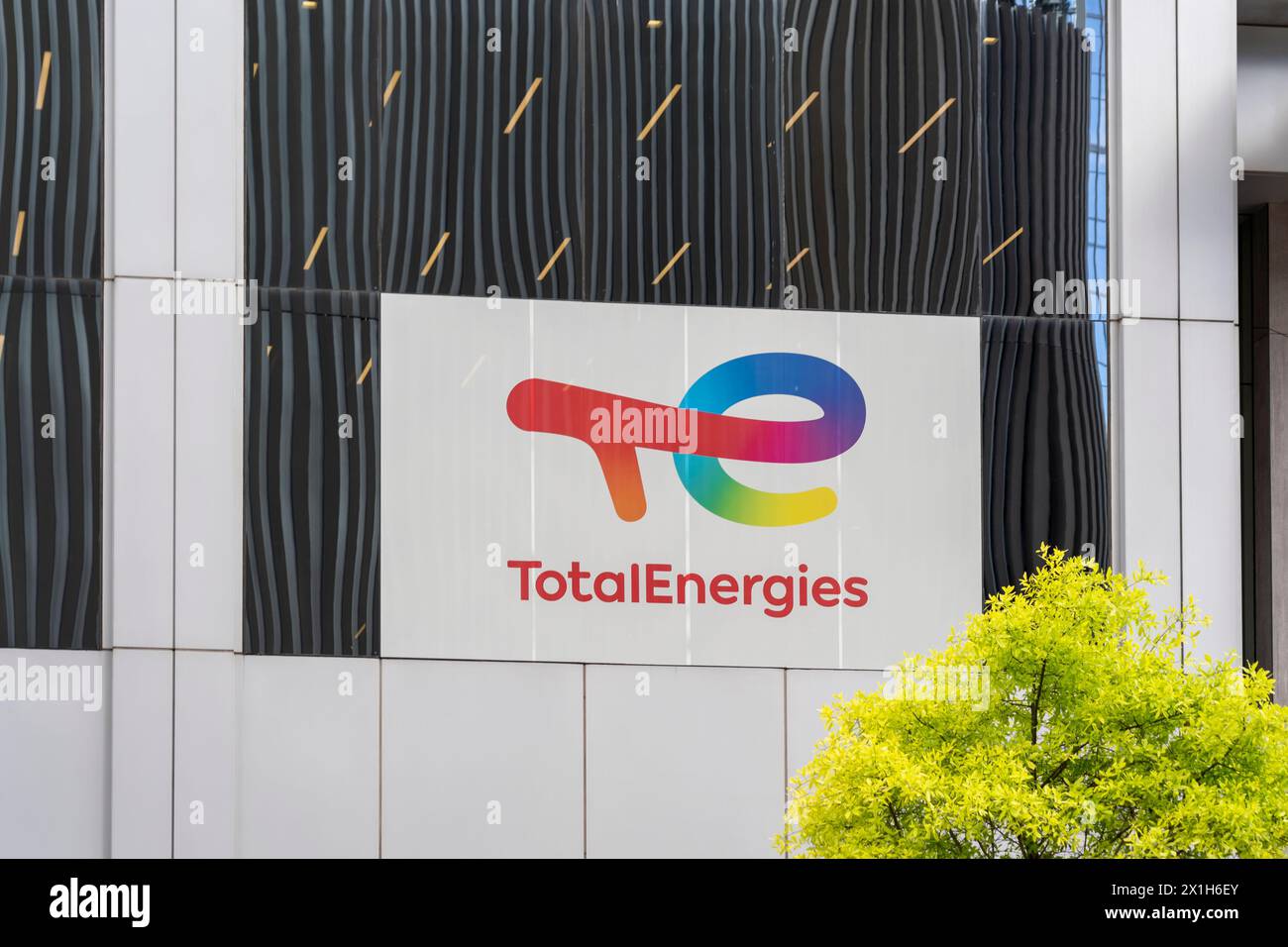 Totalenergies logo hi-res stock photography and images - Alamy