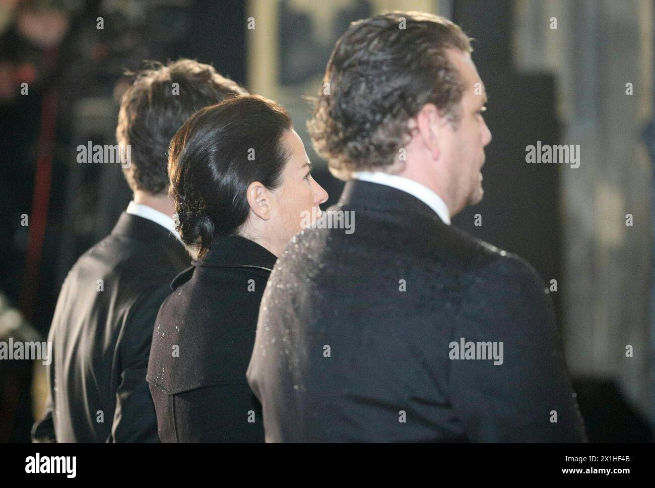 Birgit Lauda (m.) and Lukas Lauda (r.) to pay their respects in front ...