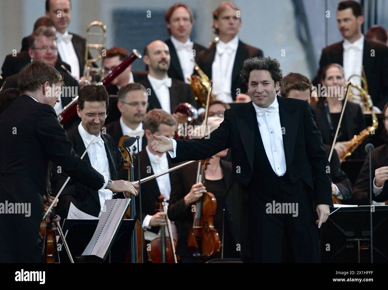 Gustavo dudamel conducting hi-res stock photography and images - Alamy