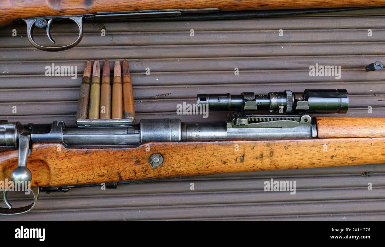 Rifle detail with telescopic sights and ammunition clip Stock Photo - Alamy
