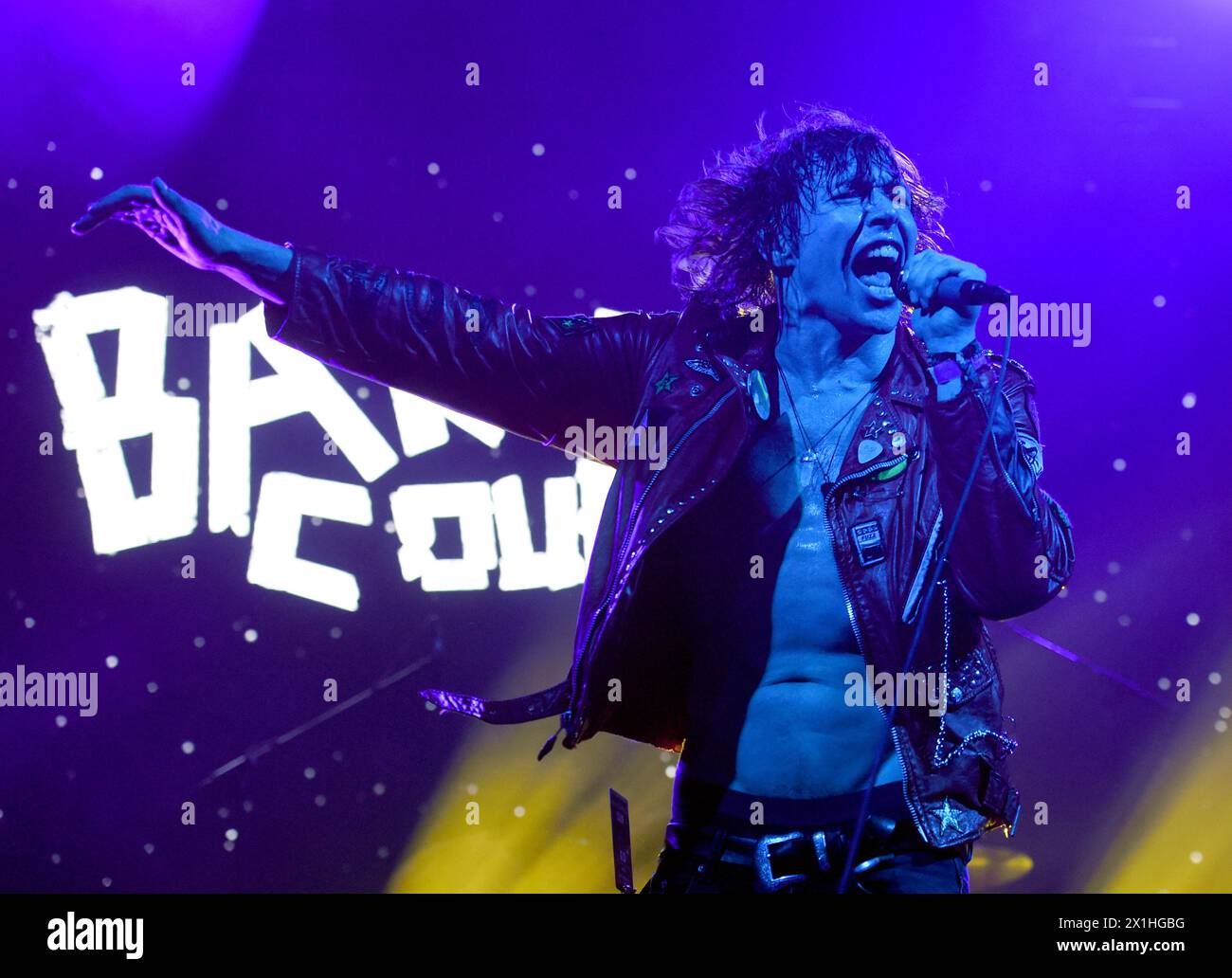 Barns courtney performing hi-res stock photography and images - Alamy