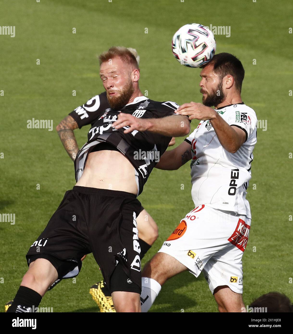 Nemanja Rnic (r./RZ Pellets WAC) and Joa Klauss de Mello (LASK Linz ...