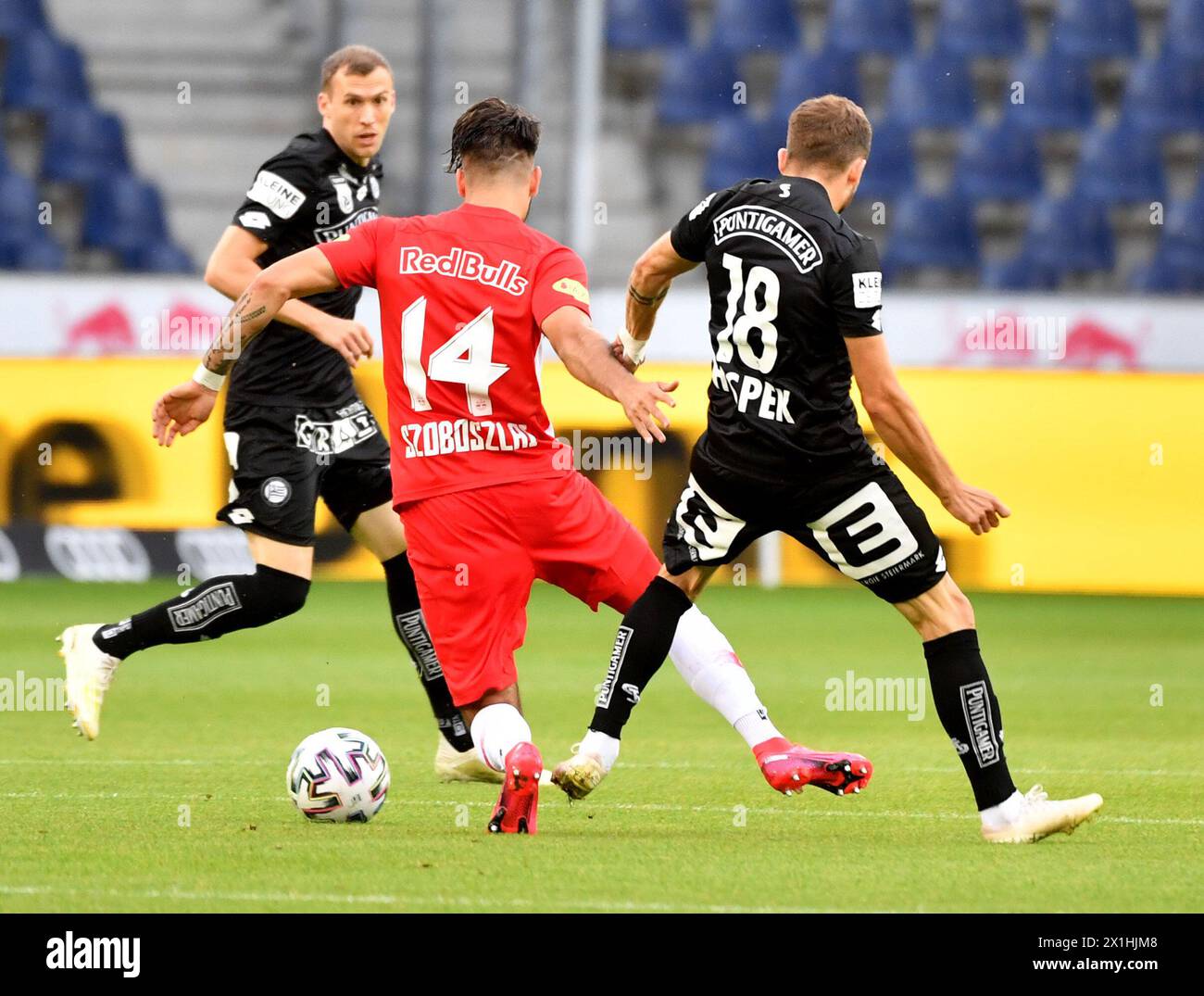 (L-R) Lukas Jäger (SK Puntigamer Sturm Graz), Dominik Szoboszlai (FC ...