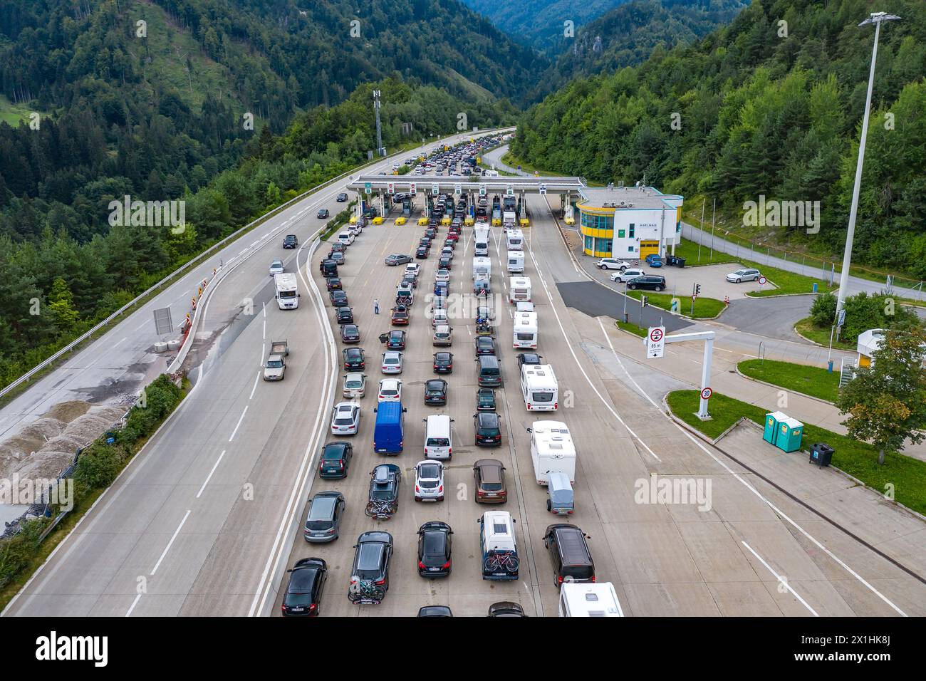 Return and outbound traffic at the Karavanke Tunnel motorway border ...