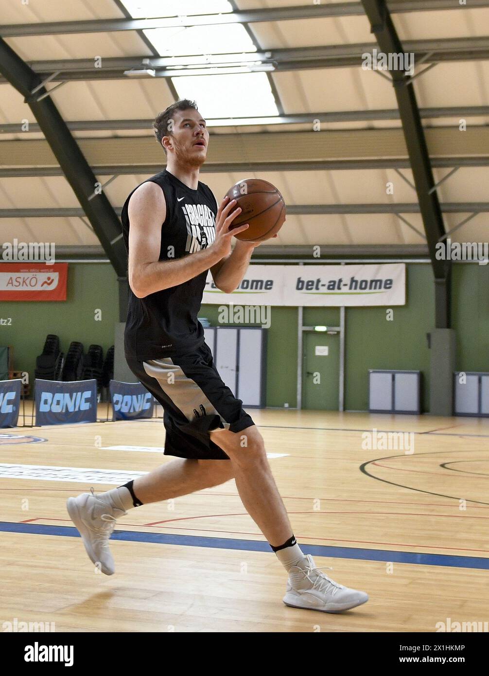 The Austrian NBA player Jakob Poeltl during a training session in ...