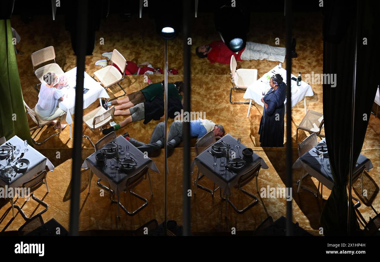 ABD0214 20220727 - Yodit Tarikwa (r.) and Ensemble a dress rehearsal of ...