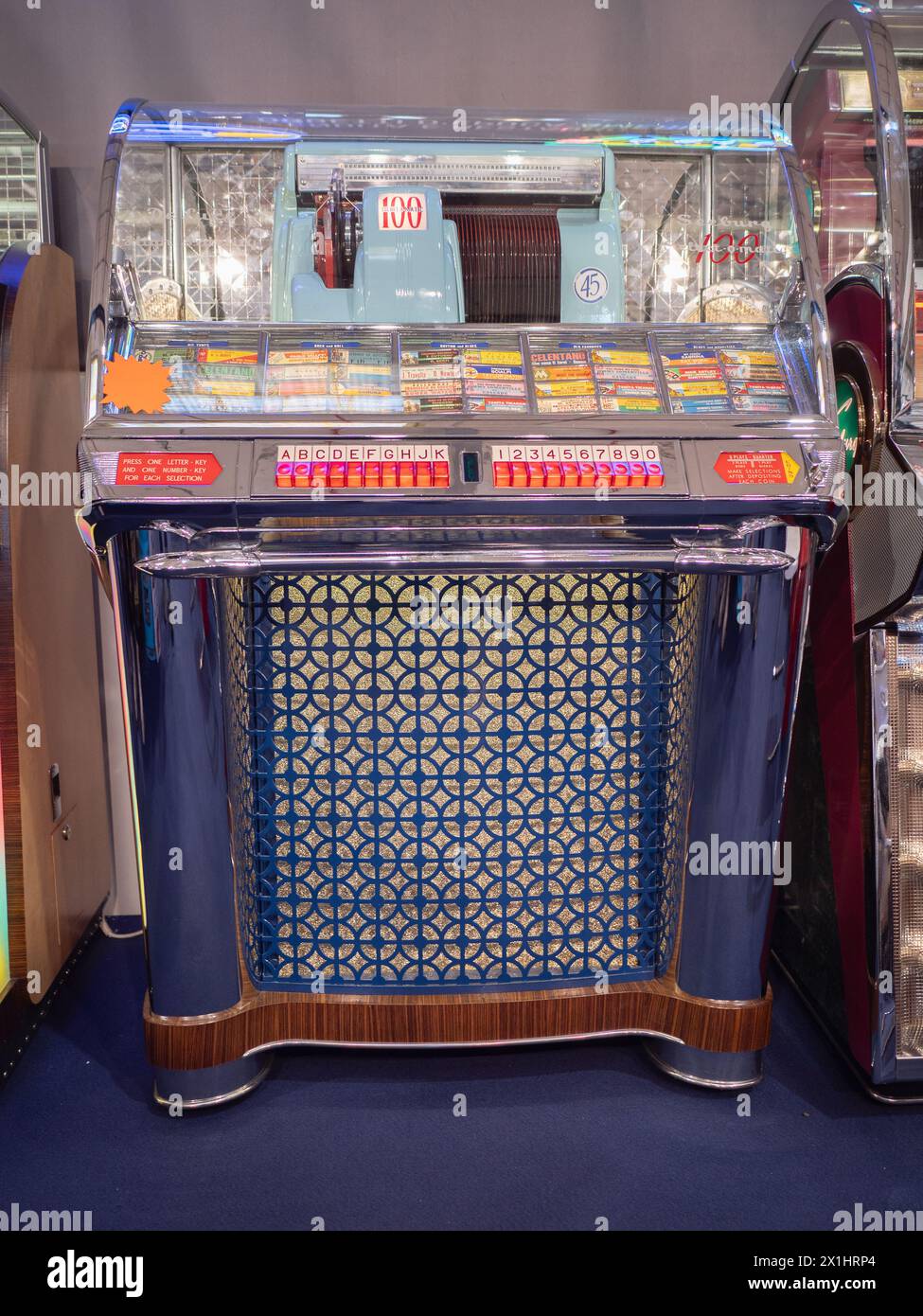 Retro Jukebox: Music and Dance in the 1940s and 1950s Stock Photo - Alamy