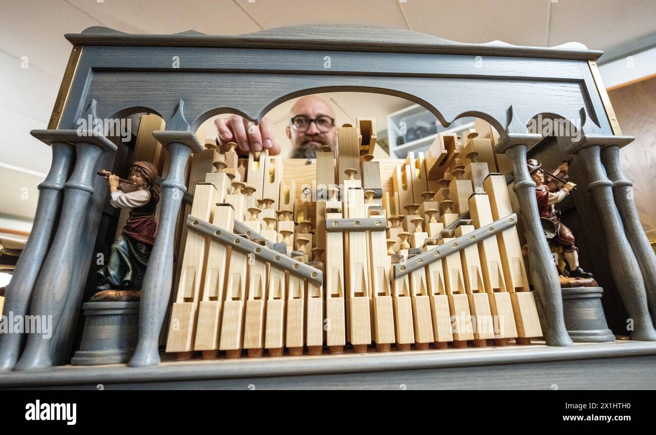 ABD0005 20230703 - Photo session with Barrel organ builder Christian ...